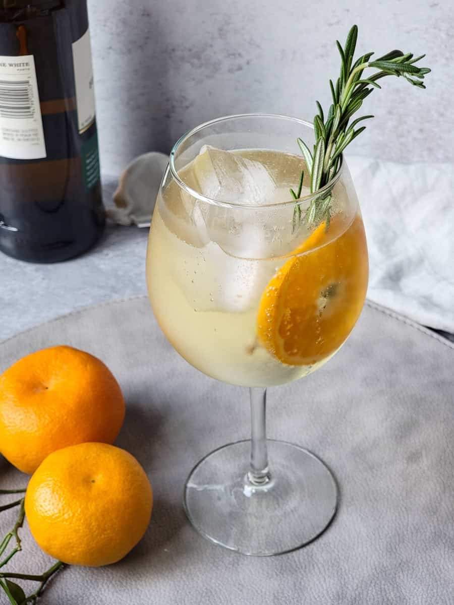White Port and Tonic (Porto Tonico) - A Delightful Portuguese Cocktail ...